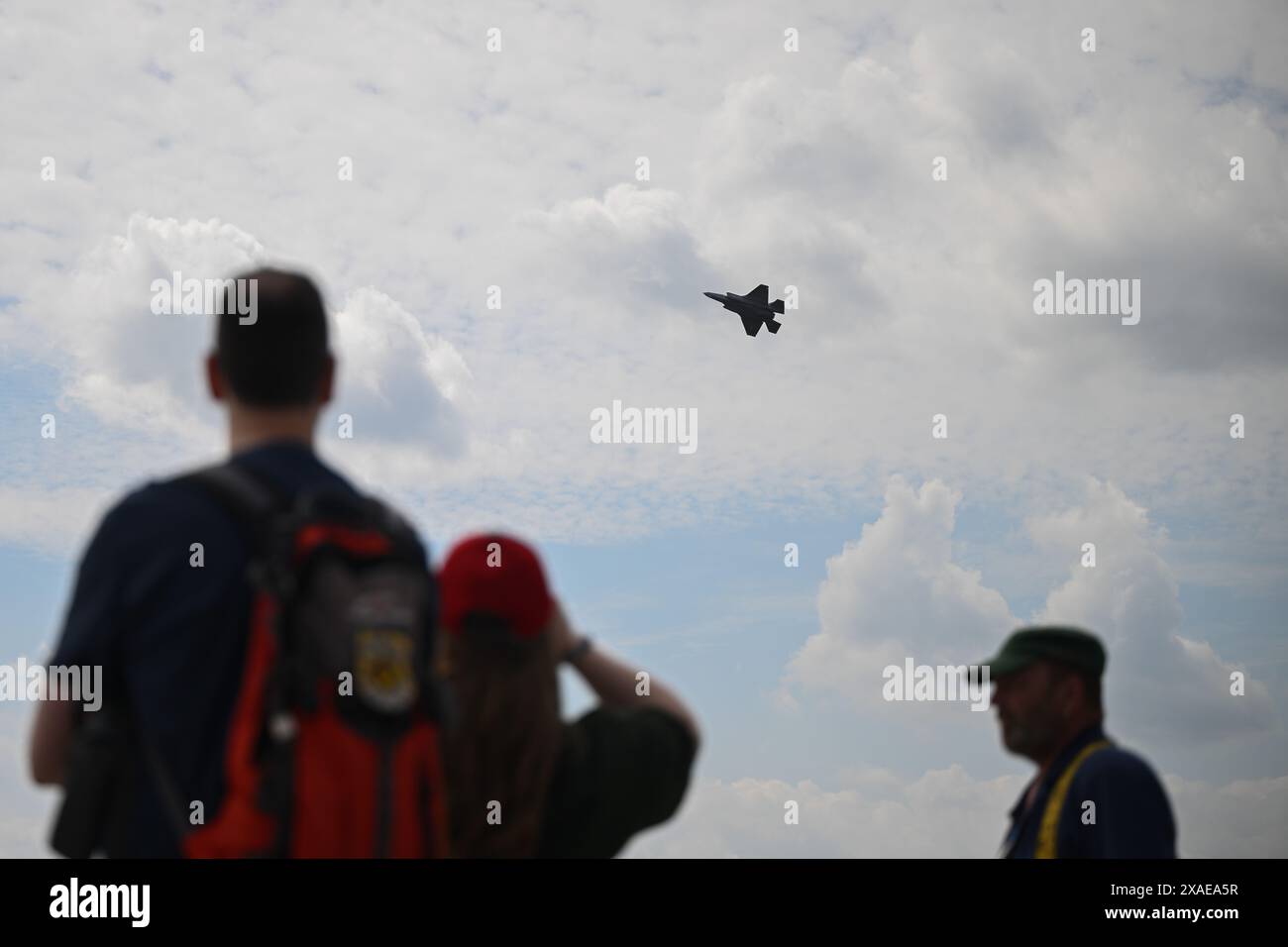 06 June 2024, Brandenburg, Schönefeld: Visitors watch an F35 Lockheed ...