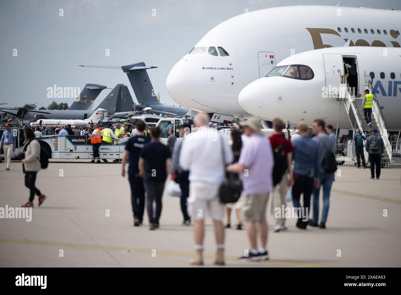 06 June 2024, Brandenburg, Schönefeld: Visitors walk across the apron during the International ...