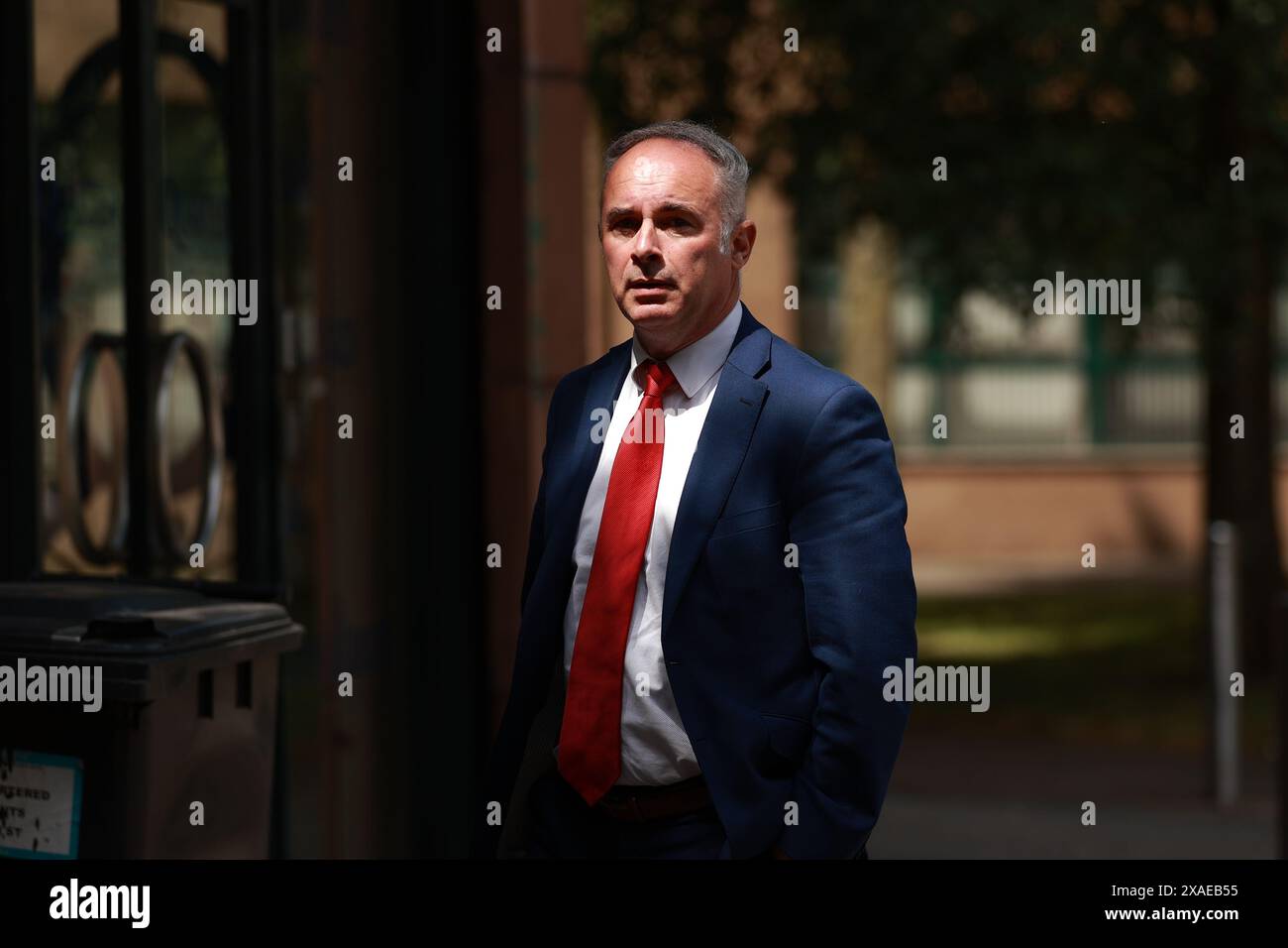 Independent unionist Alex Easton arrives to hand in his nomination ...