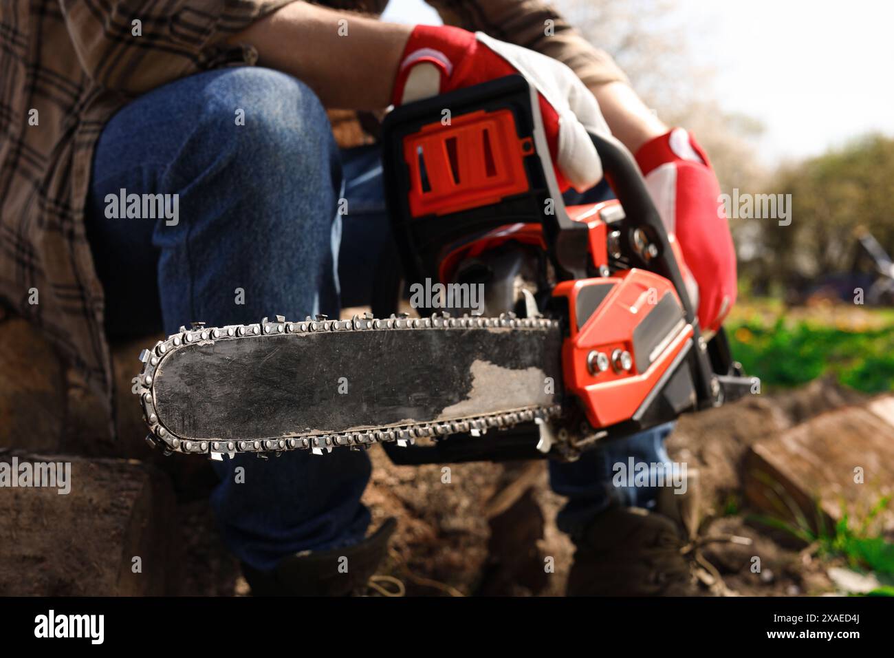 Man modern electric saw hi-res stock photography and images - Alamy