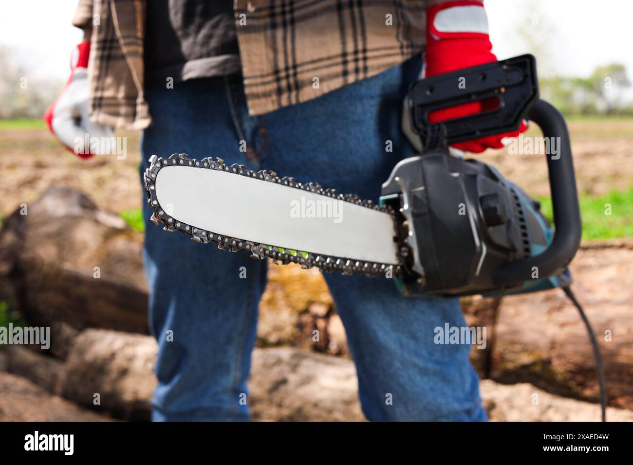 Man modern electric saw hi-res stock photography and images - Alamy