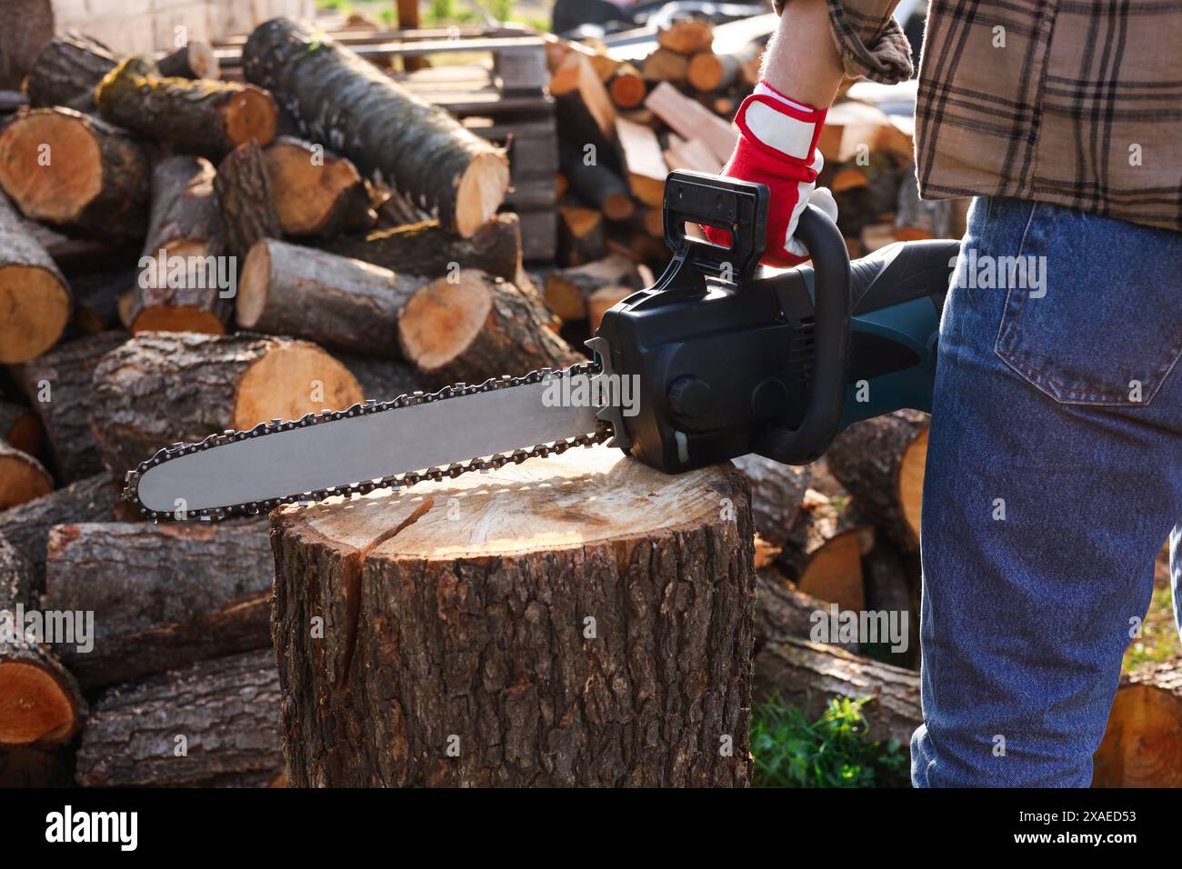 Man modern electric saw hi-res stock photography and images - Alamy