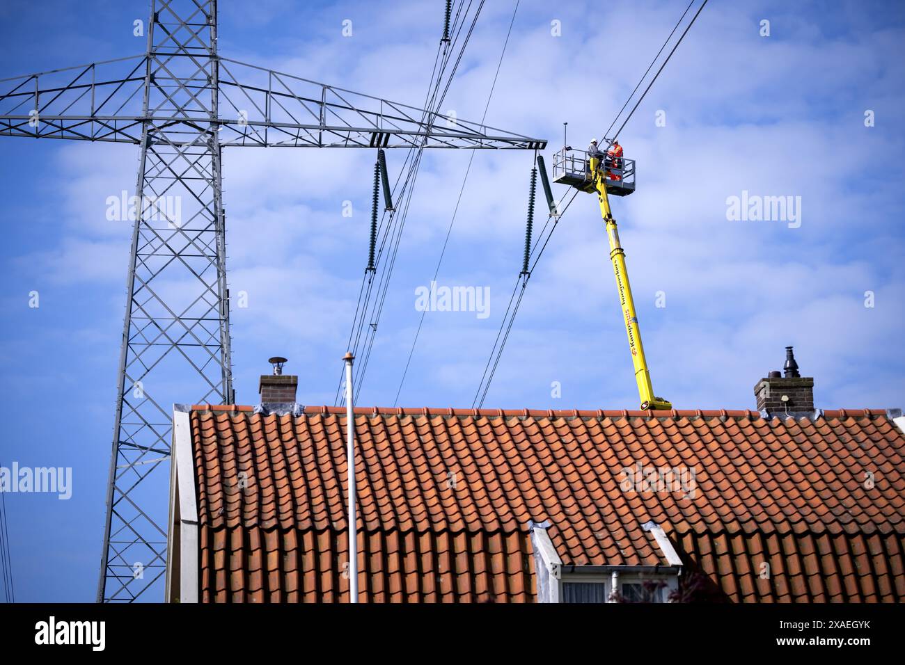 LOENERSLOOT - Work on a high-voltage cable in Loenersloot. ANP ...