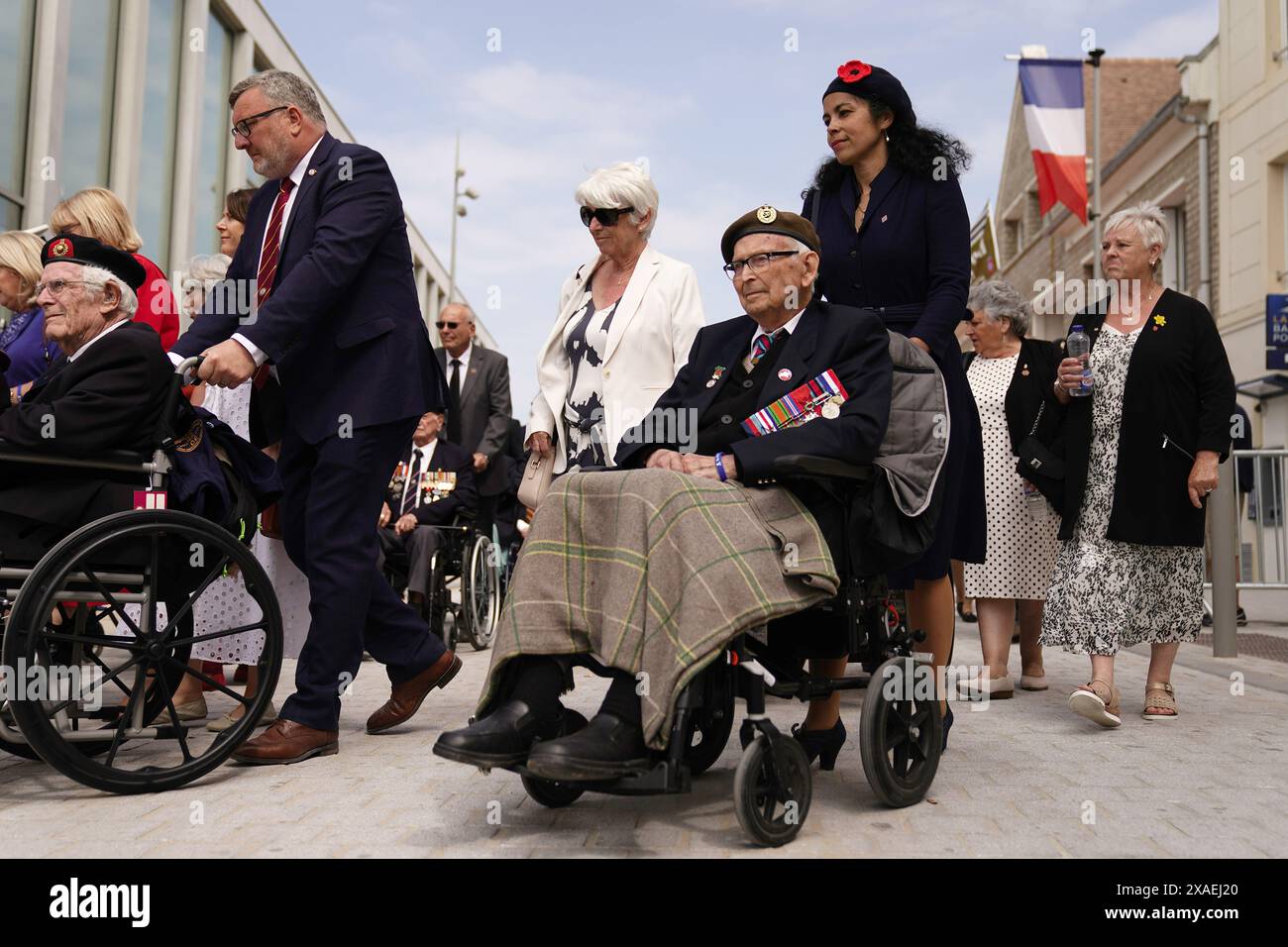 Veterans arrive for the D-Day and Normandy veterans parade with the ...