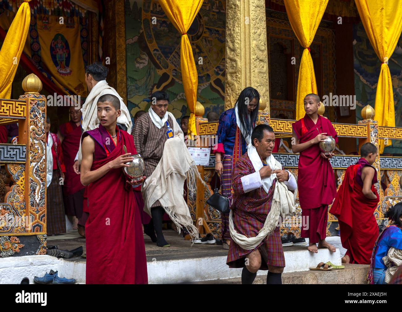 Bhutanese monks and pilgrims in Punakha dzong, Punakha dzongkhag ...