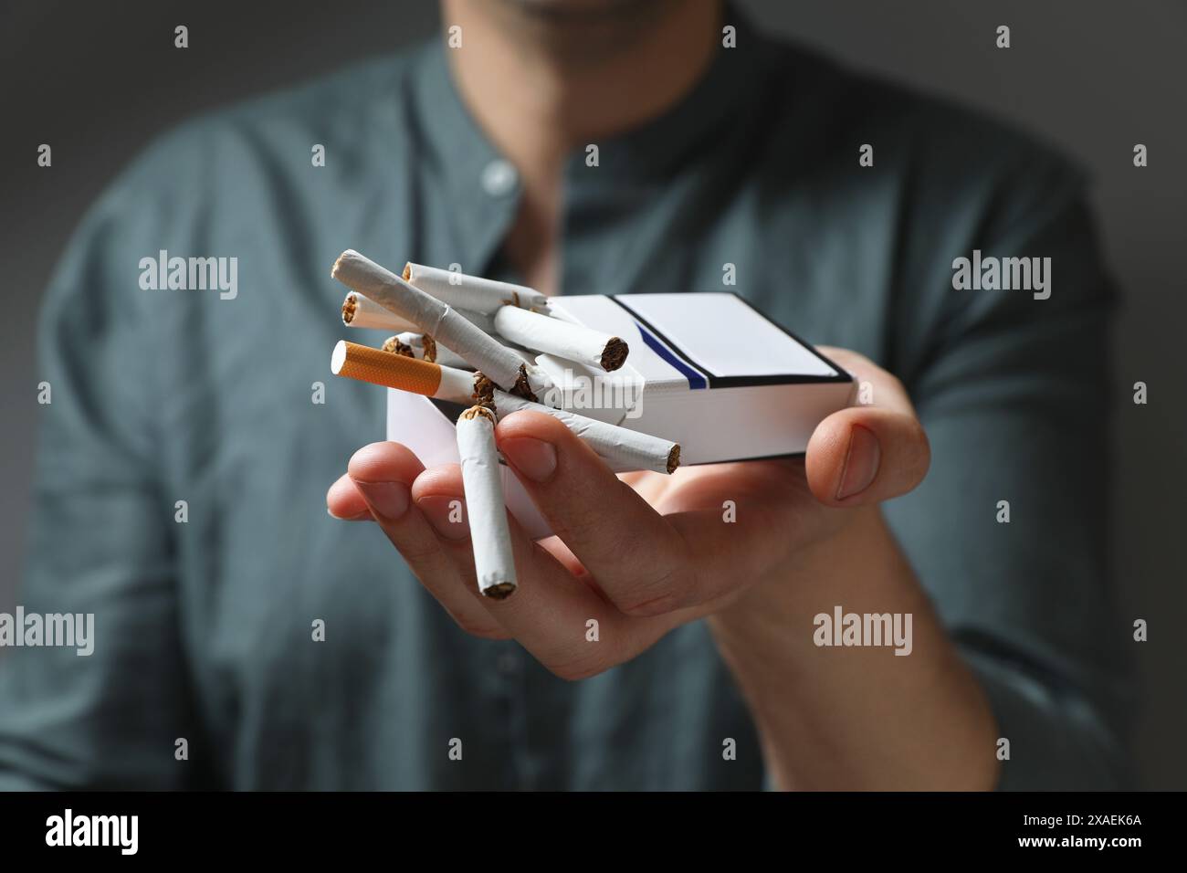 Hand holding pack of cigarettes hi-res stock photography and images - Alamy