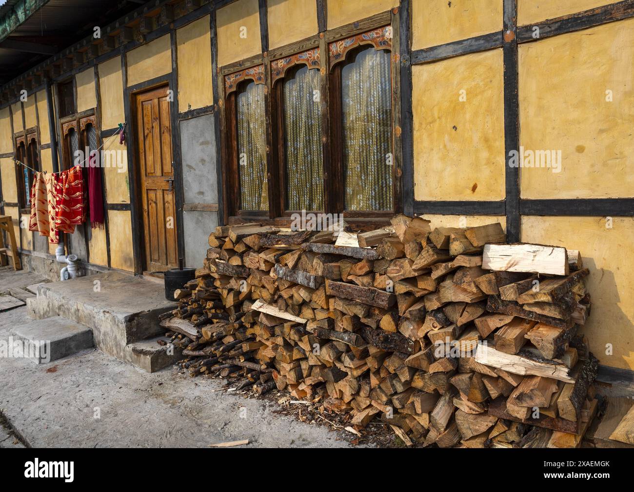 Firewood house architecture hi-res stock photography and images - Alamy
