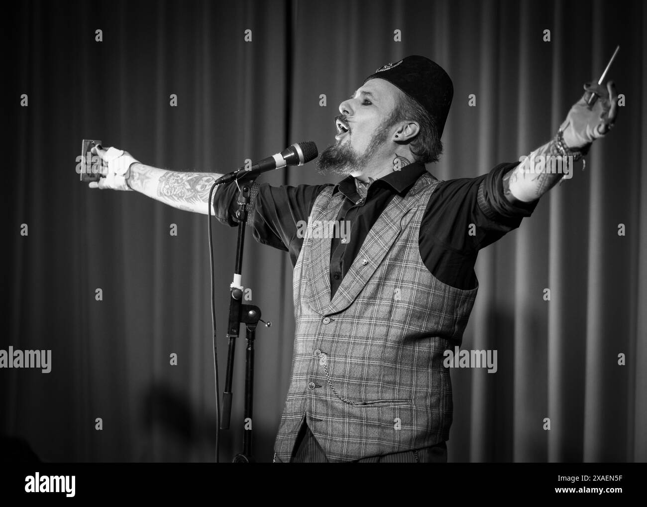 Bloody Bones Freakshow Performer, Human Menagerie Cabaret Show ...