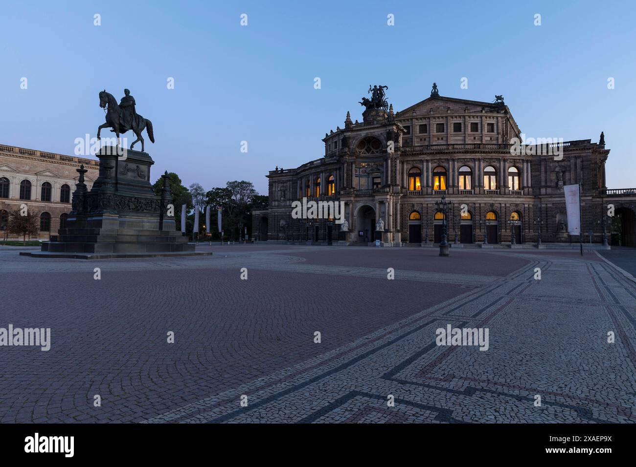 Semperoper und König-Johann-Denkmal auf dem Theaterplatz zur blauen ...