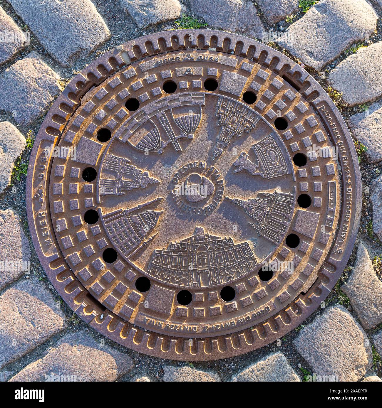 Kanaldeckel in der Altstadt mit den wichtigsten Sehenswürdigkeiten der ...