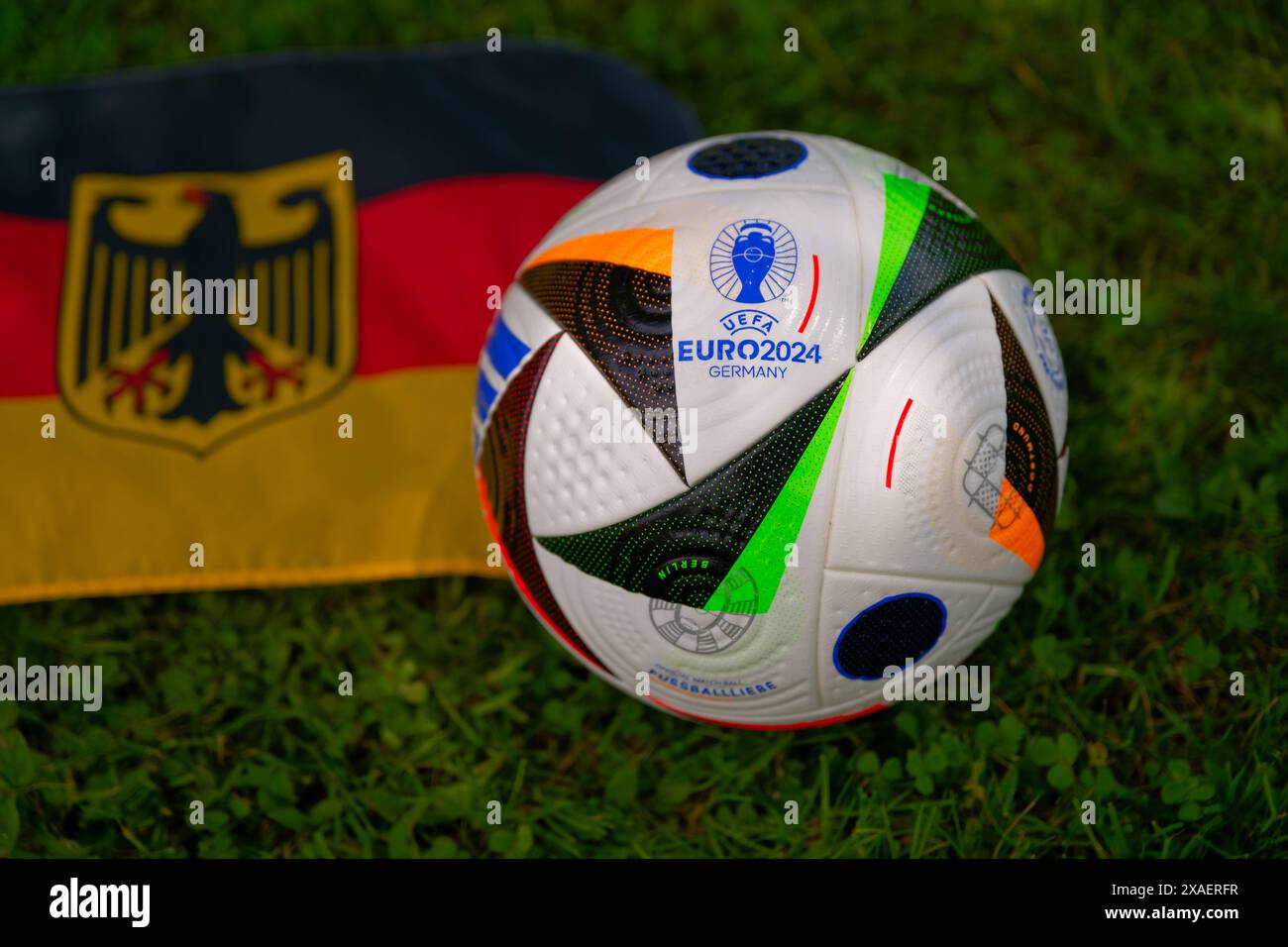 Endlich Fussball- Europameisterschaft. Die Deutschlandfahne und der ...