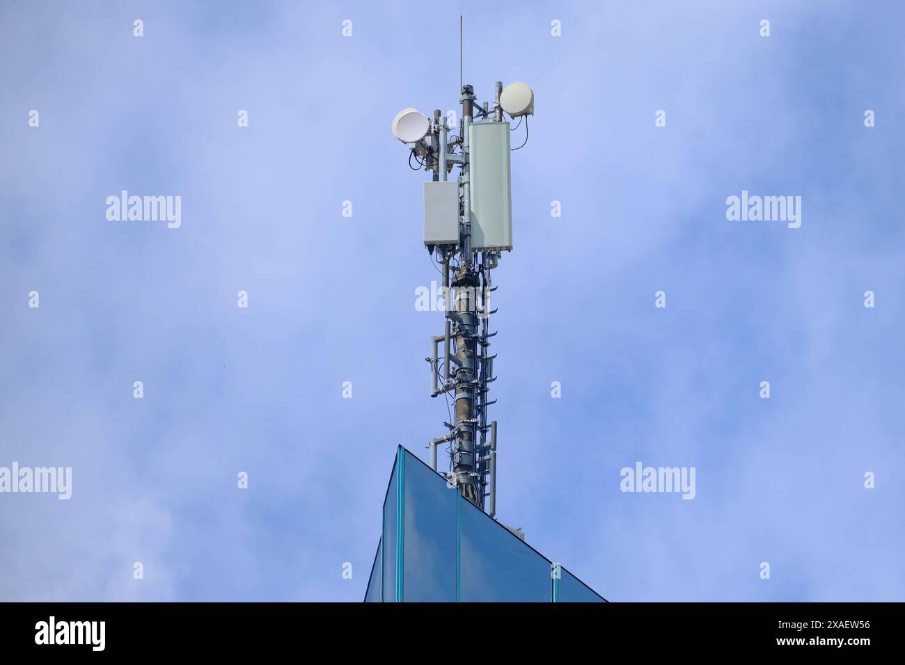 Düsseldorf 06.06.2024 Mobilfunk Mobilfunkmast 4G 5G 6G Antennen ...