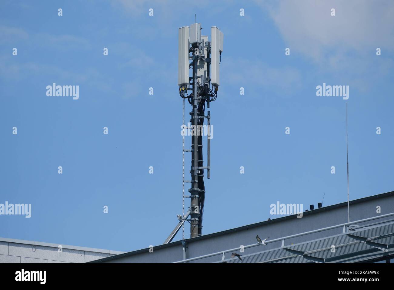 Düsseldorf 06.06.2024 Mobilfunk Mobilfunkmast 4G 5G 6G Antennen ...
