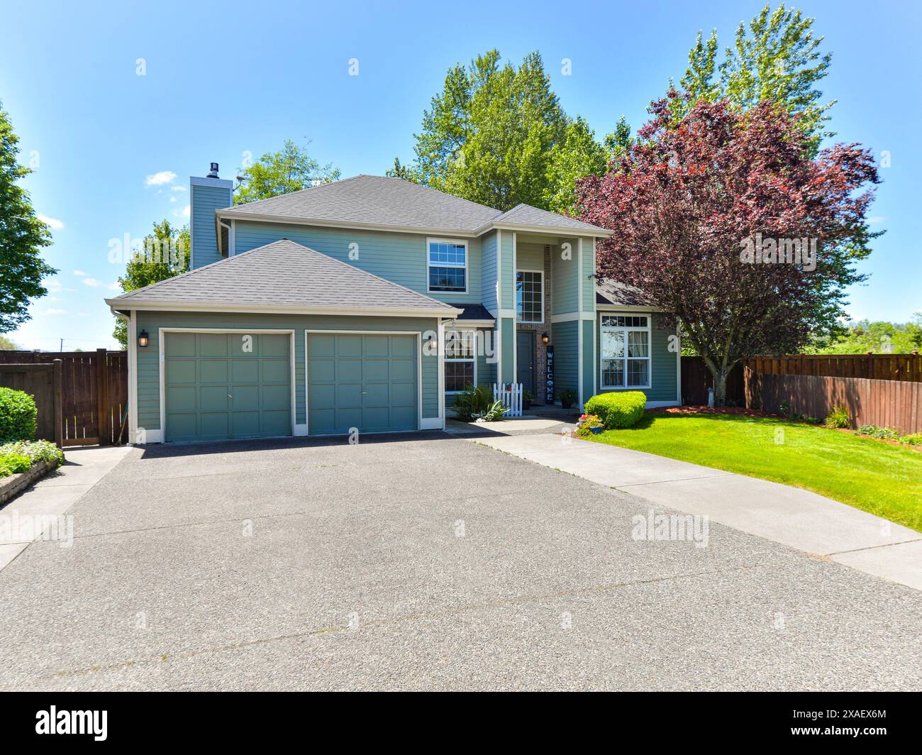 Yard exterior hi-res stock photography and images - Alamy