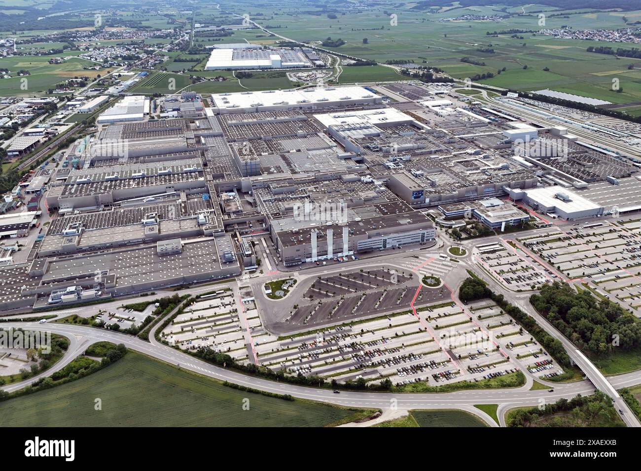BMW Group Werk Dingolfing an der Autobahn A92. Luftaufnahme, *** BMW ...