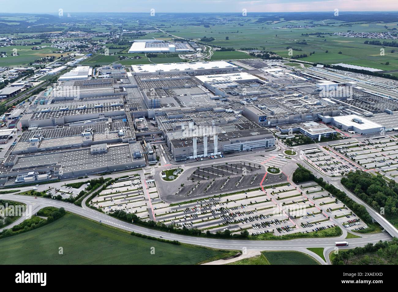 BMW Group Werk Dingolfing an der Autobahn A92. Luftaufnahme, *** BMW ...