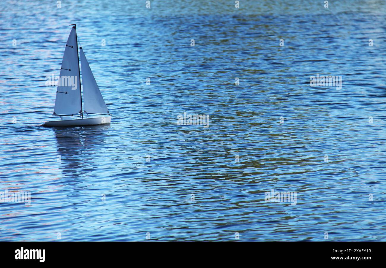 Small remote controlled boat hi-res stock photography and images - Alamy