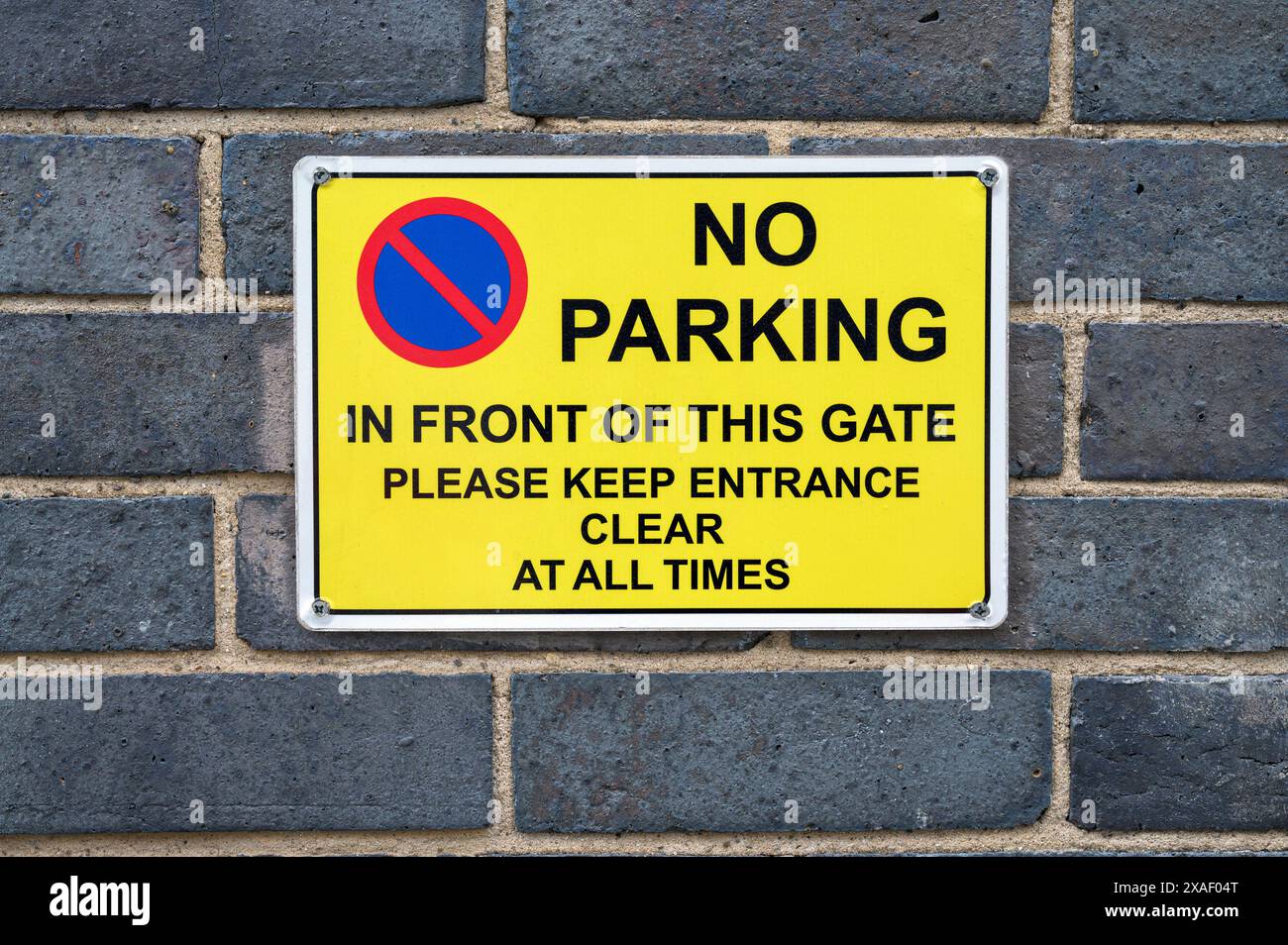Yellow No Parking sign at all times Stock Photo - Alamy