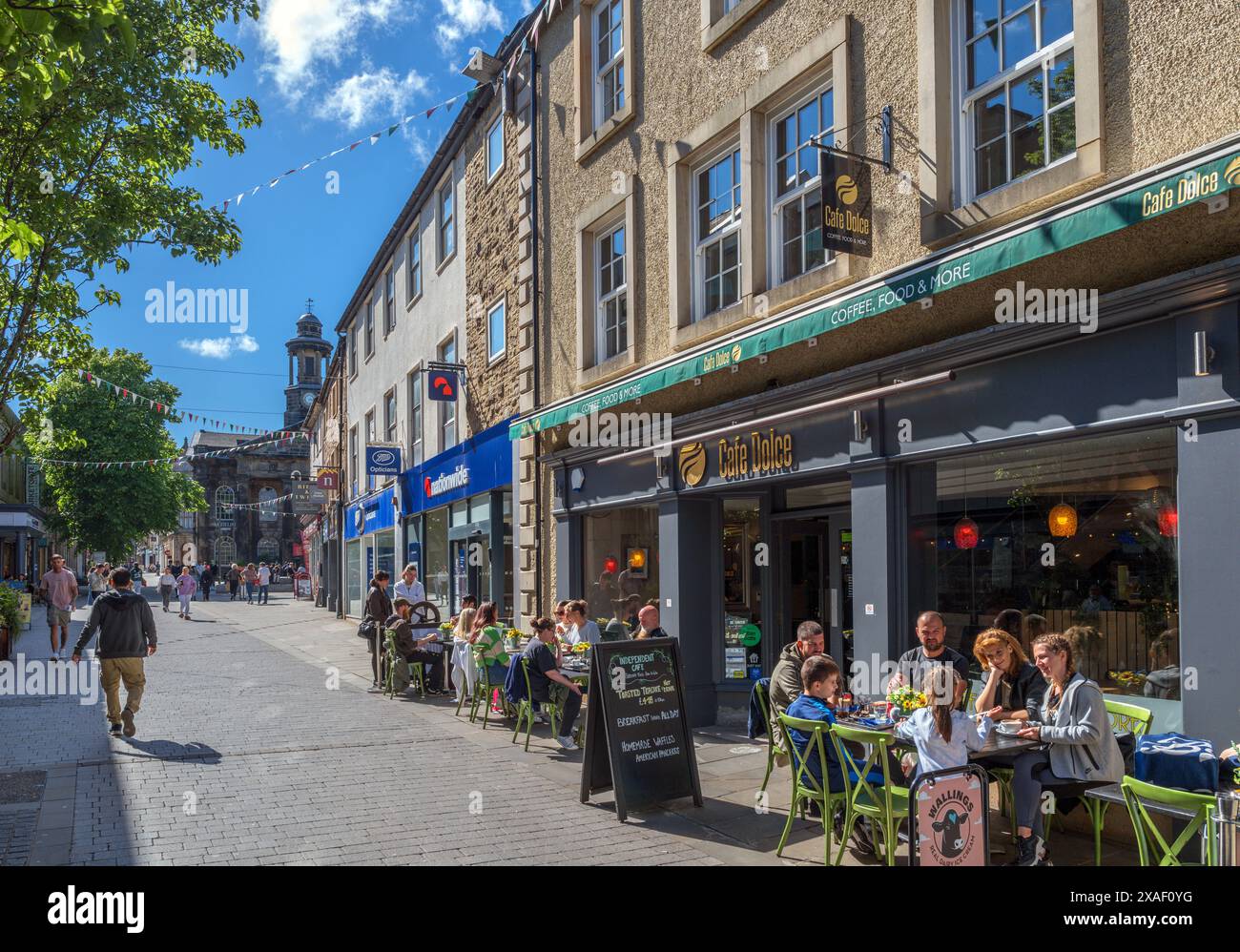 Sidewalk cafe in shopping hi-res stock photography and images - Alamy