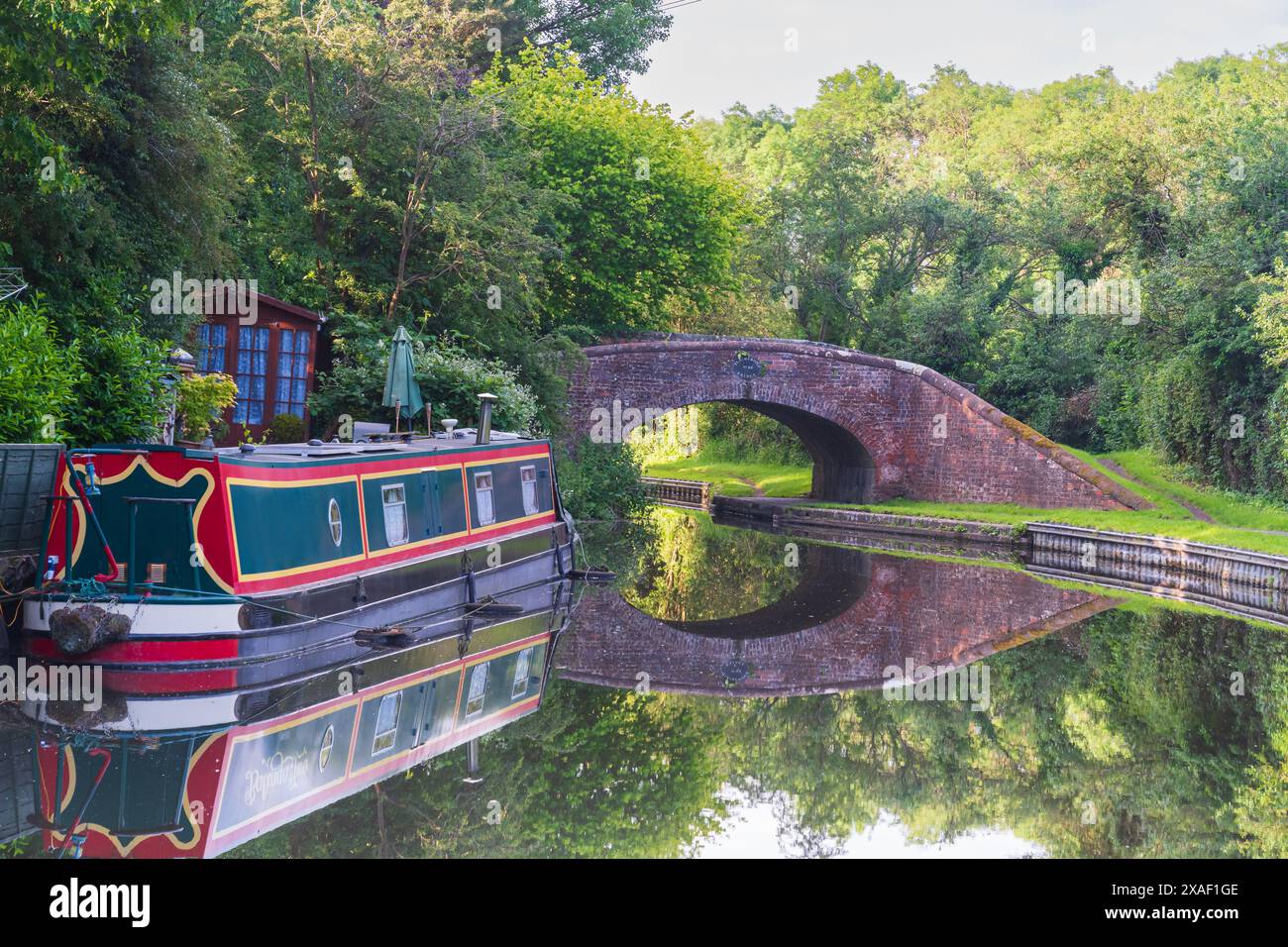 Canal traditional boat uk hi-res stock photography and images - Alamy