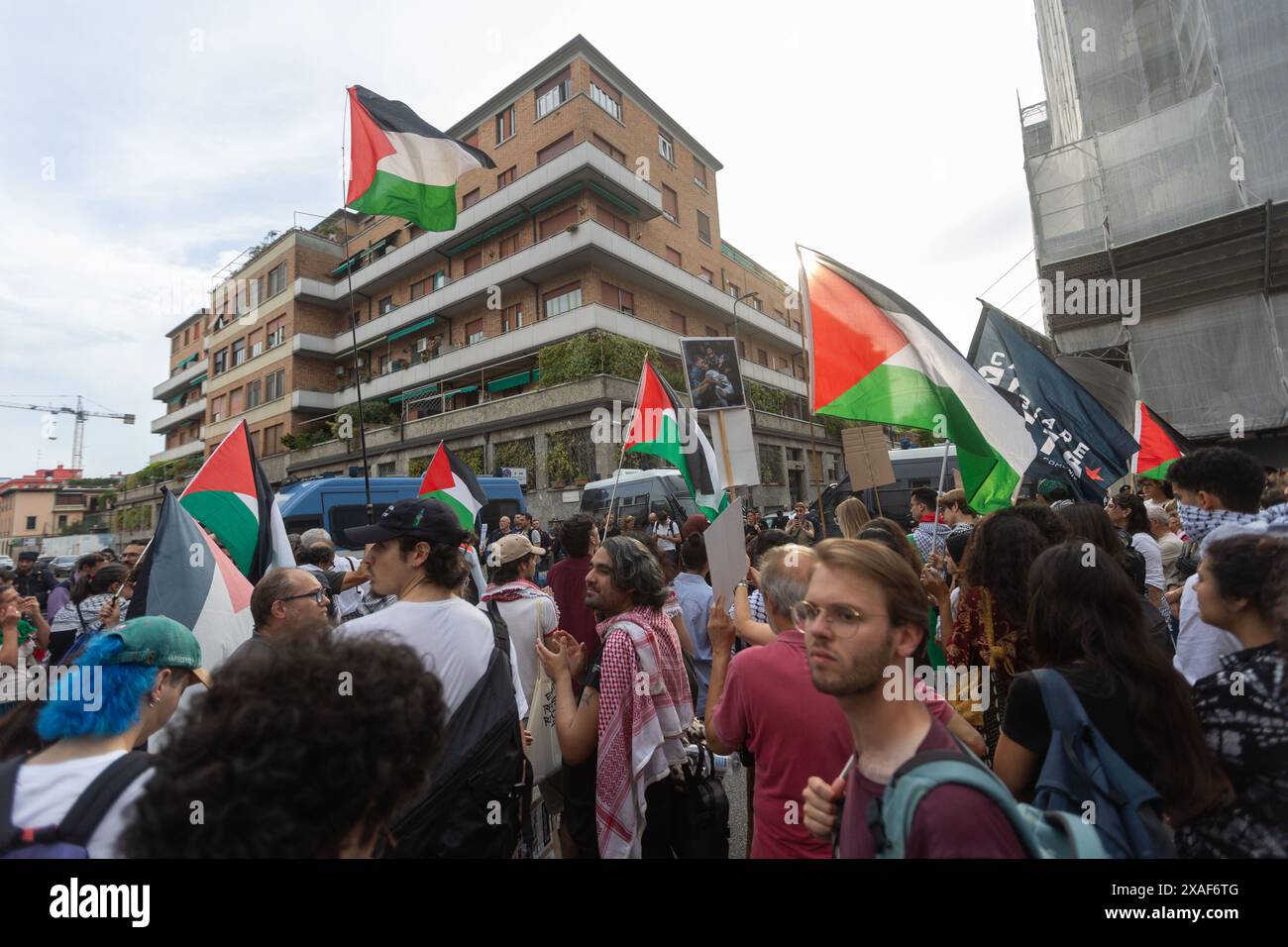 Milano, Italia. 06th June, 2024. Presidio Antisionista fuori dal Teatro ...