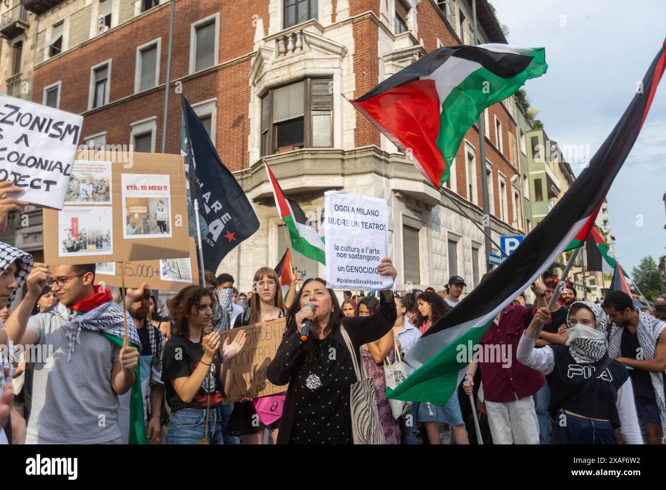 Milano, Italia. 06th June, 2024. Presidio Antisionista fuori dal Teatro ...