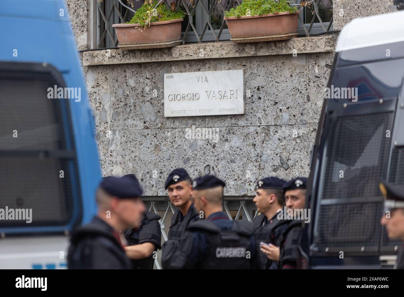 Milano, Italia. 06th June, 2024. Presidio Antisionista fuori dal Teatro ...