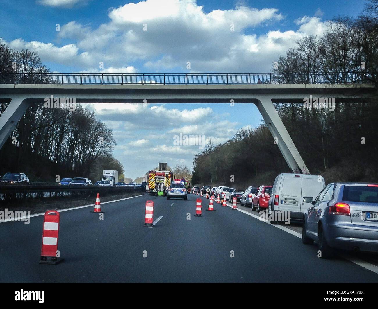 Stau, Autobahn, Polizei, Feuerwehr, Einsatzfahrzeuge, Rettungsdienst ...