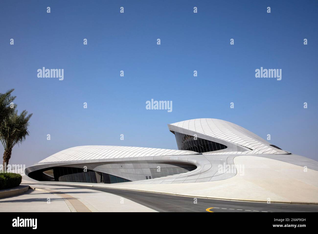 Sculptural curves with palm tree. BEEAH Headquarters, Sharjah, United ...