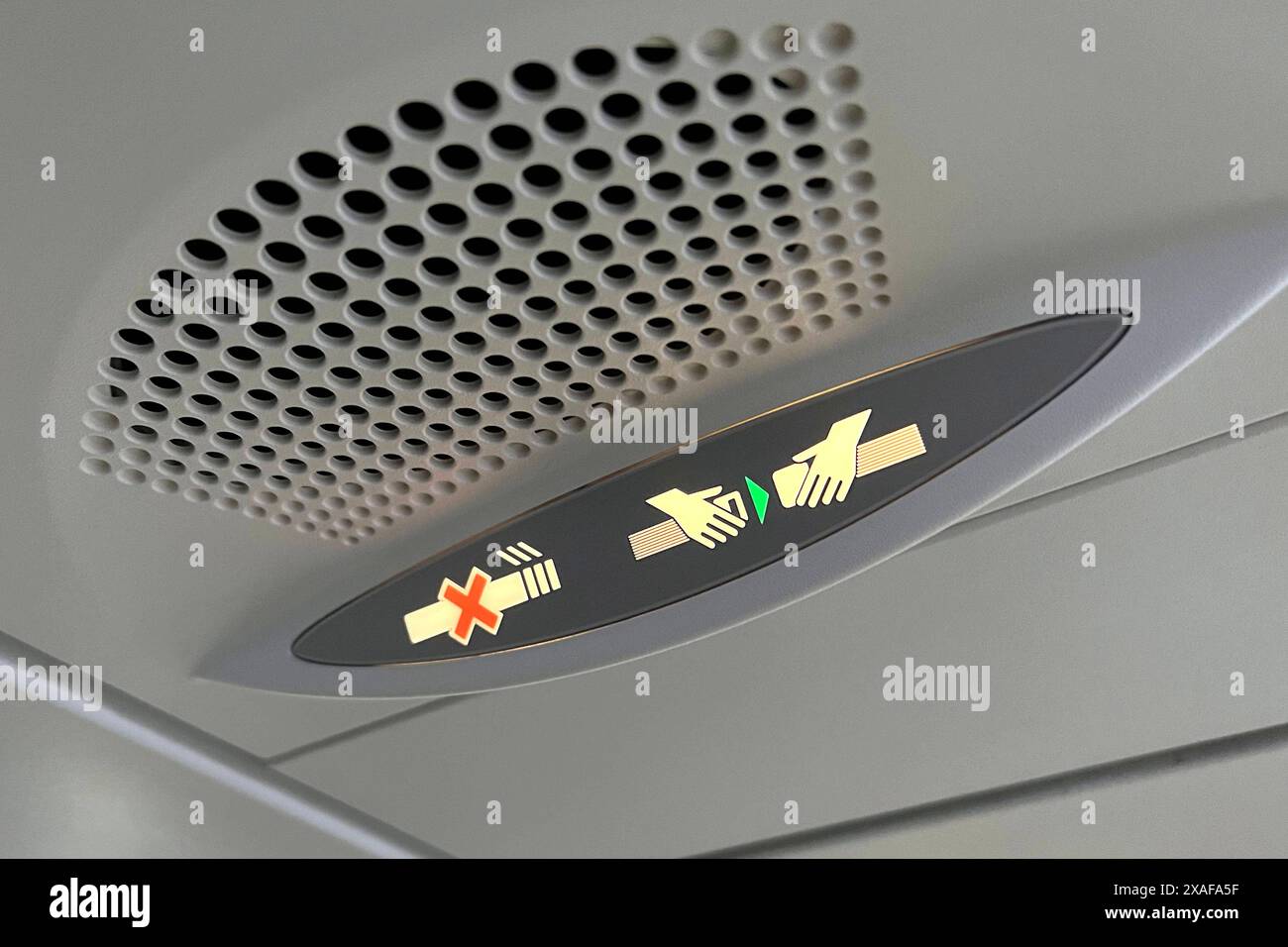 Anschnallzeichen in einem Passagier Flugzeug,Economy Klasse,anschanllen ...