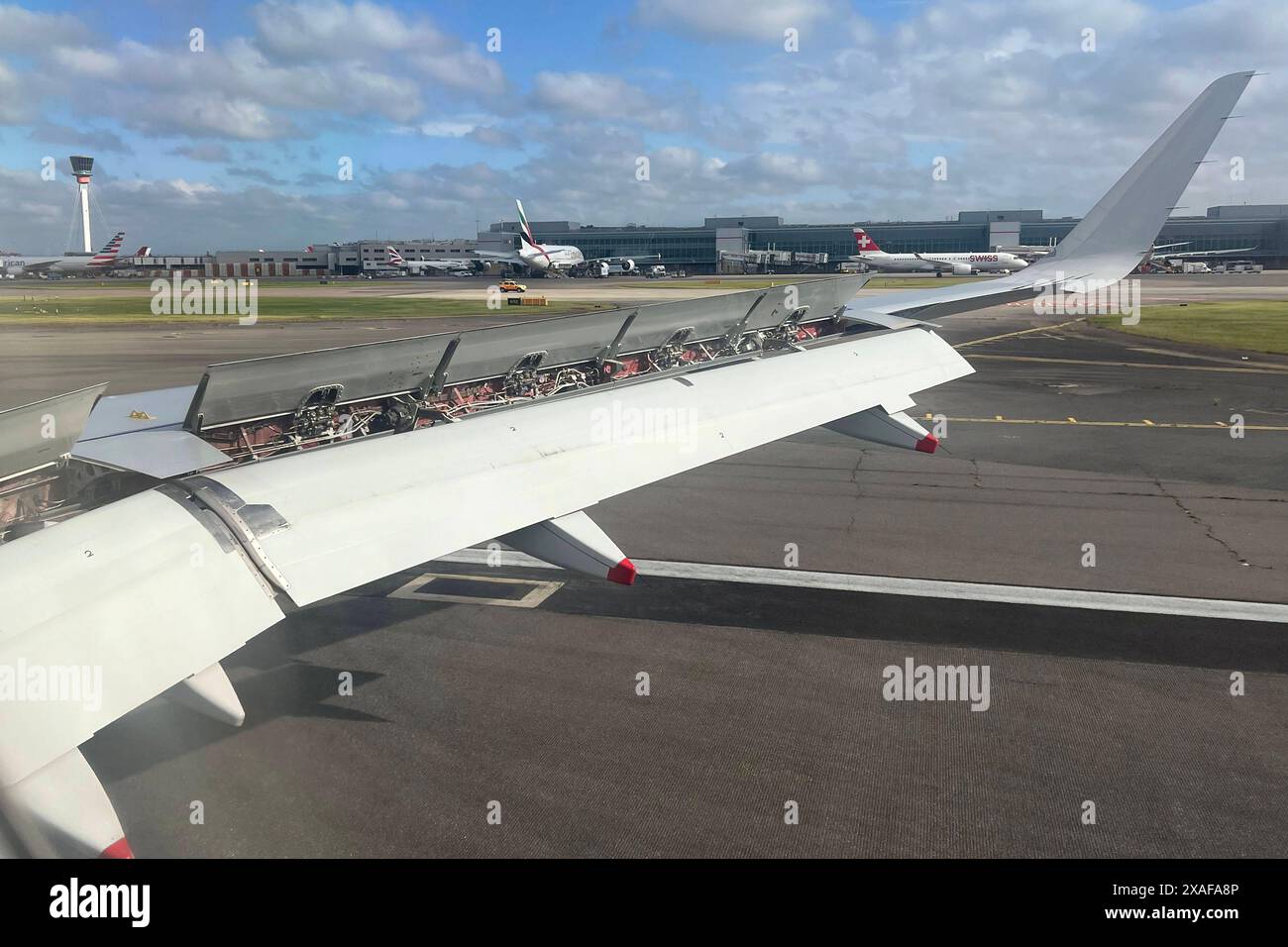 Ausgefahrene Landeklappen an der Tragflaeche eines Airbus A-320 Neo ...