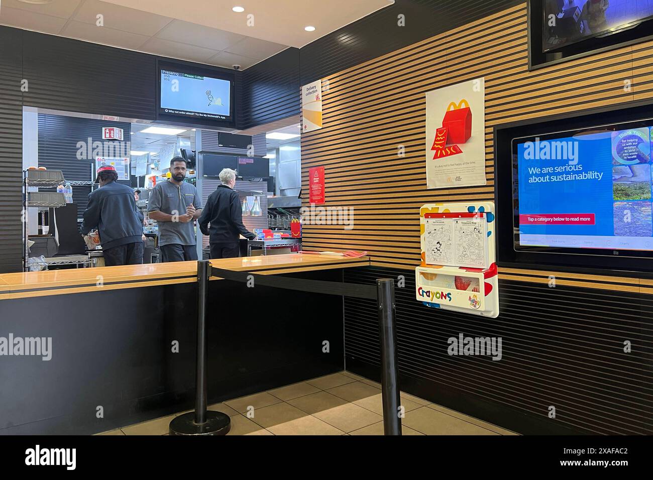 Restaurant Mitarbeiter in einem McDonald s Schnellrestaurant.. McDonald ...