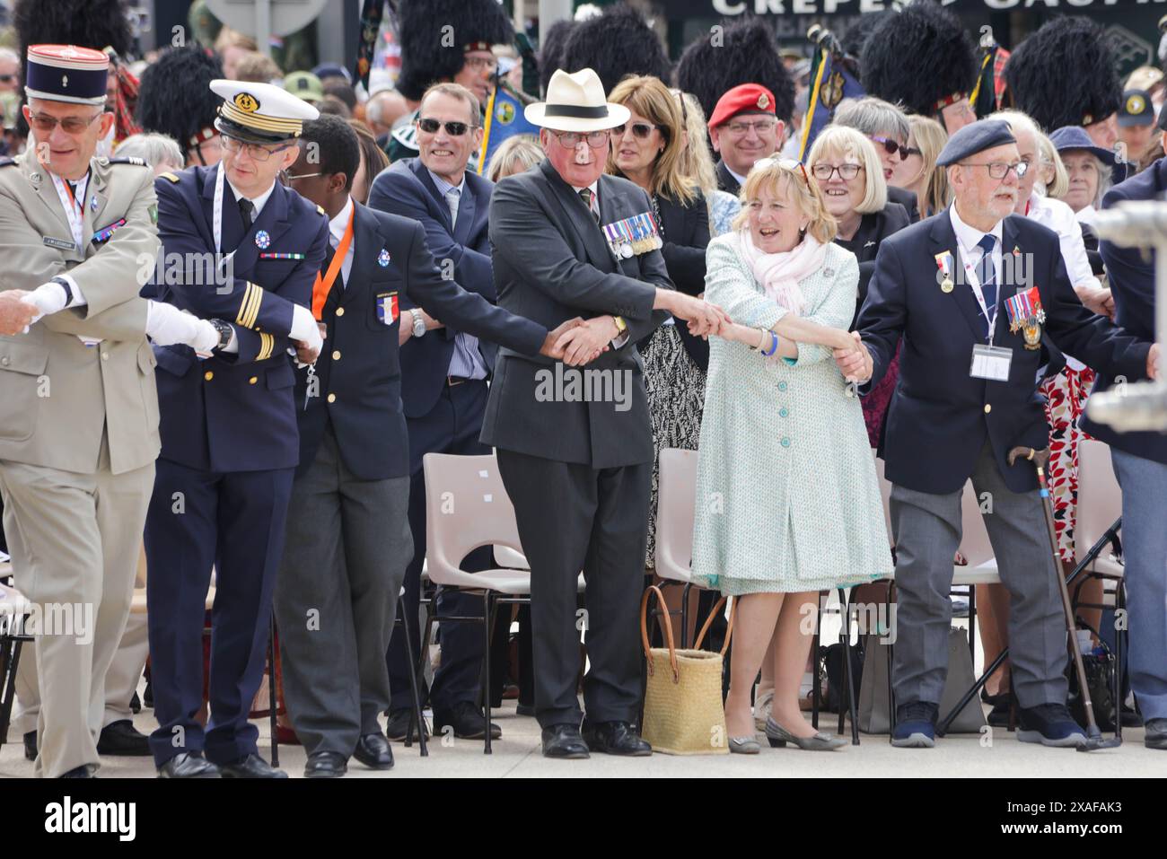 Arromanches-Les Baine. Lord Richard Dannatt sings Auld Lang Syne with ...