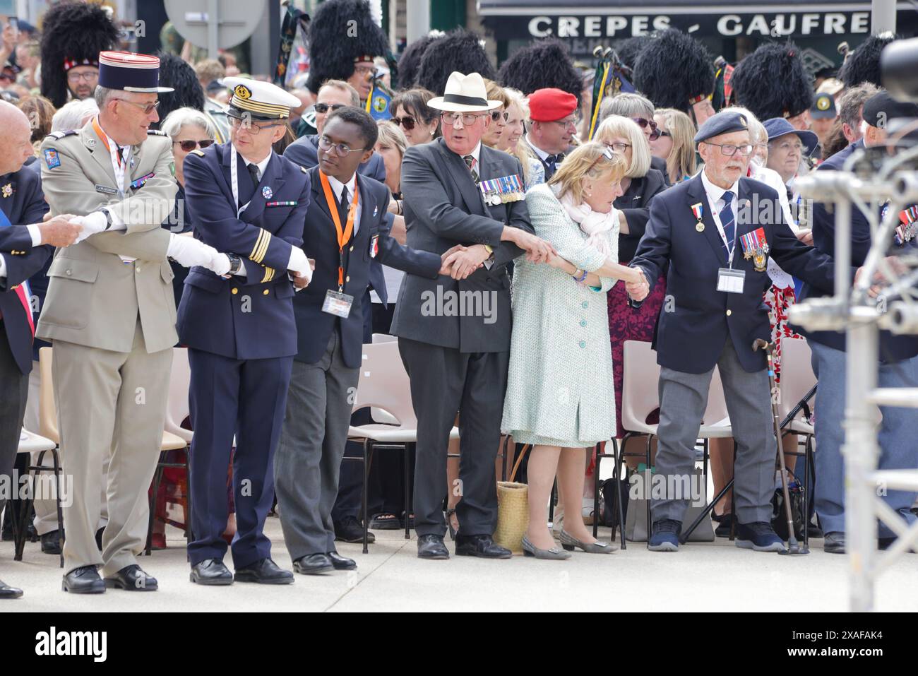 Arromanches-Les Baine. Lord Richard Dannatt sings Auld Lang Syne with ...