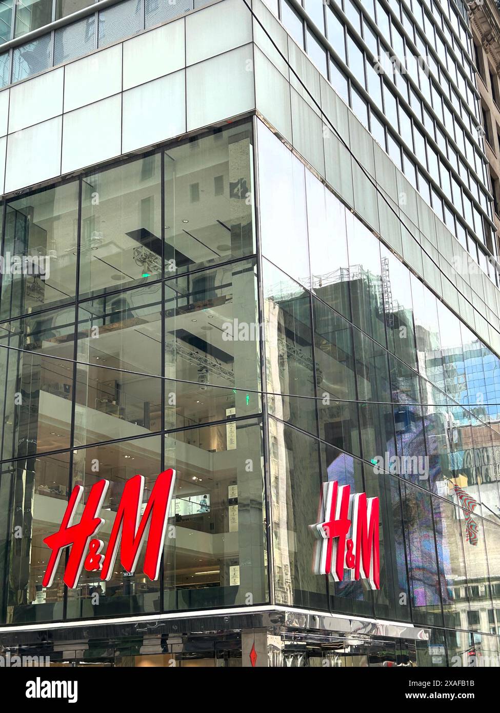 H&M store, building exterior with company logo, Fifth Avenue, New York ...