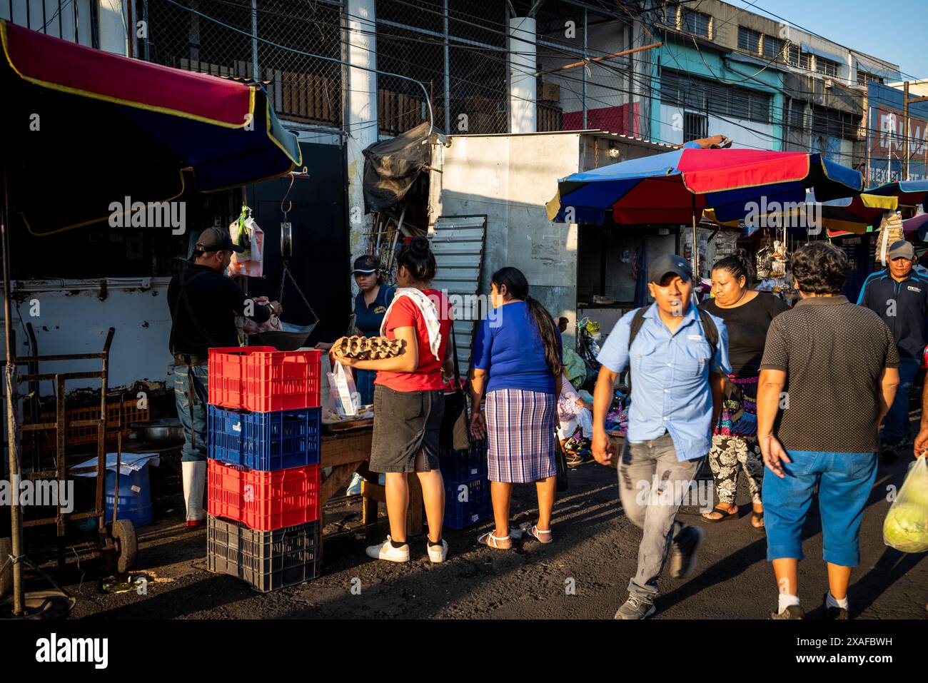 Lively street market hi-res stock photography and images - Alamy