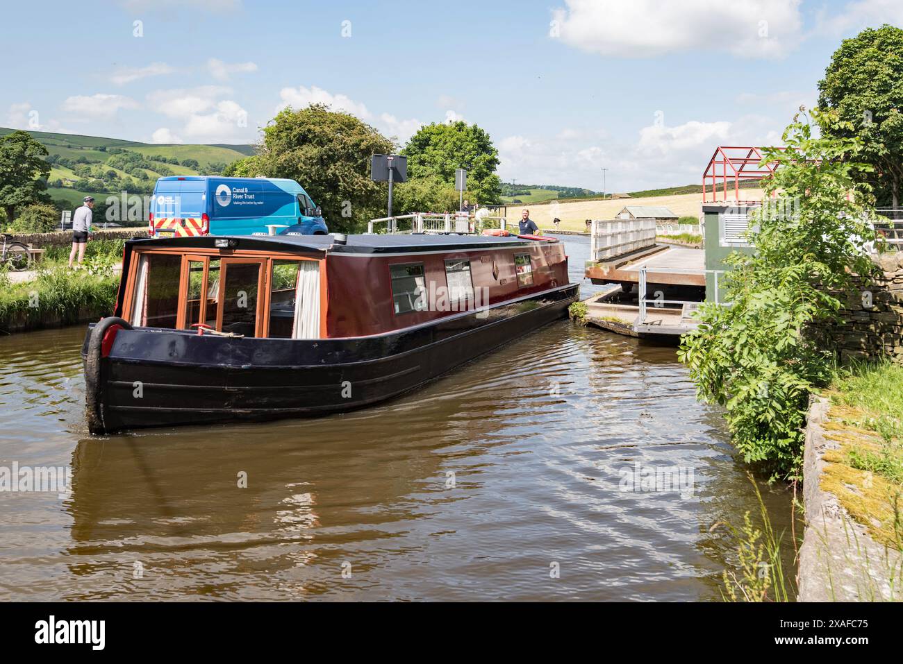'Marleys Drum', Silsden boats, narrowboat passing through the motorised ...