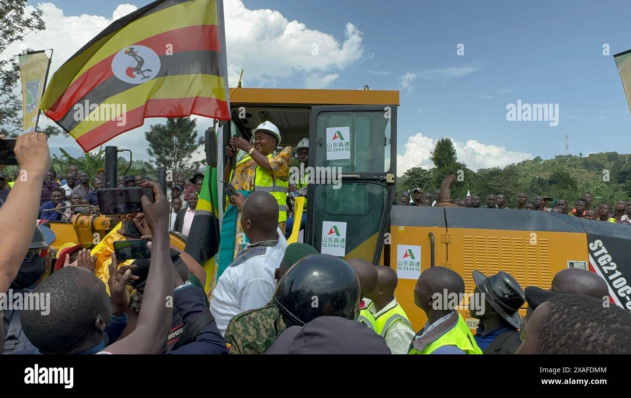 (240606) -- SIRONKO, June 6, 2024 (Xinhua) -- Ugandan Prime Minister Robinah Nabbanja waves a ...