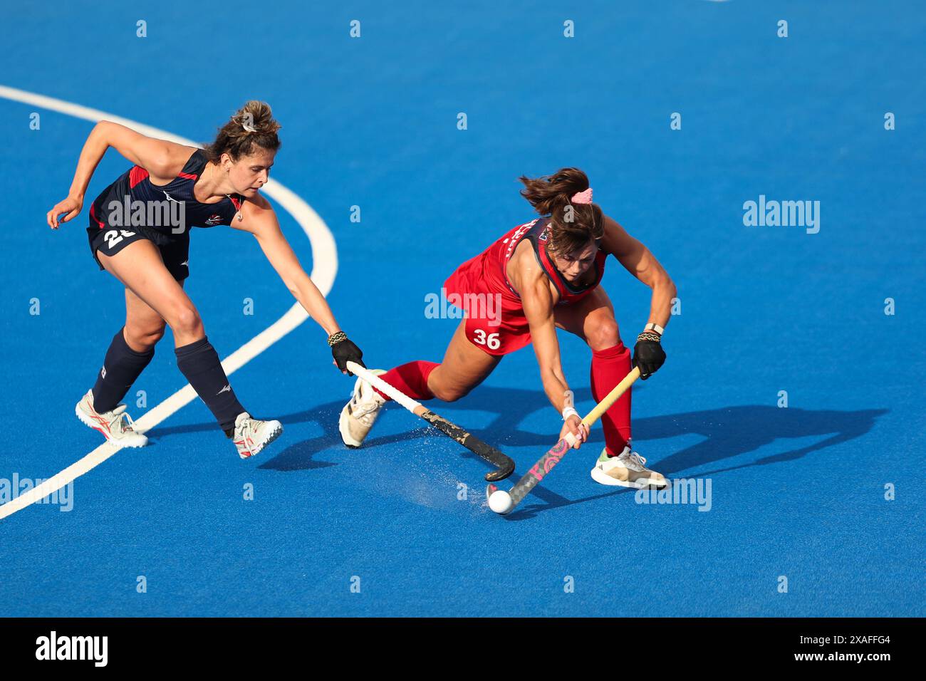 Great Britain's Flora Peel battles for the ball against United States ...
