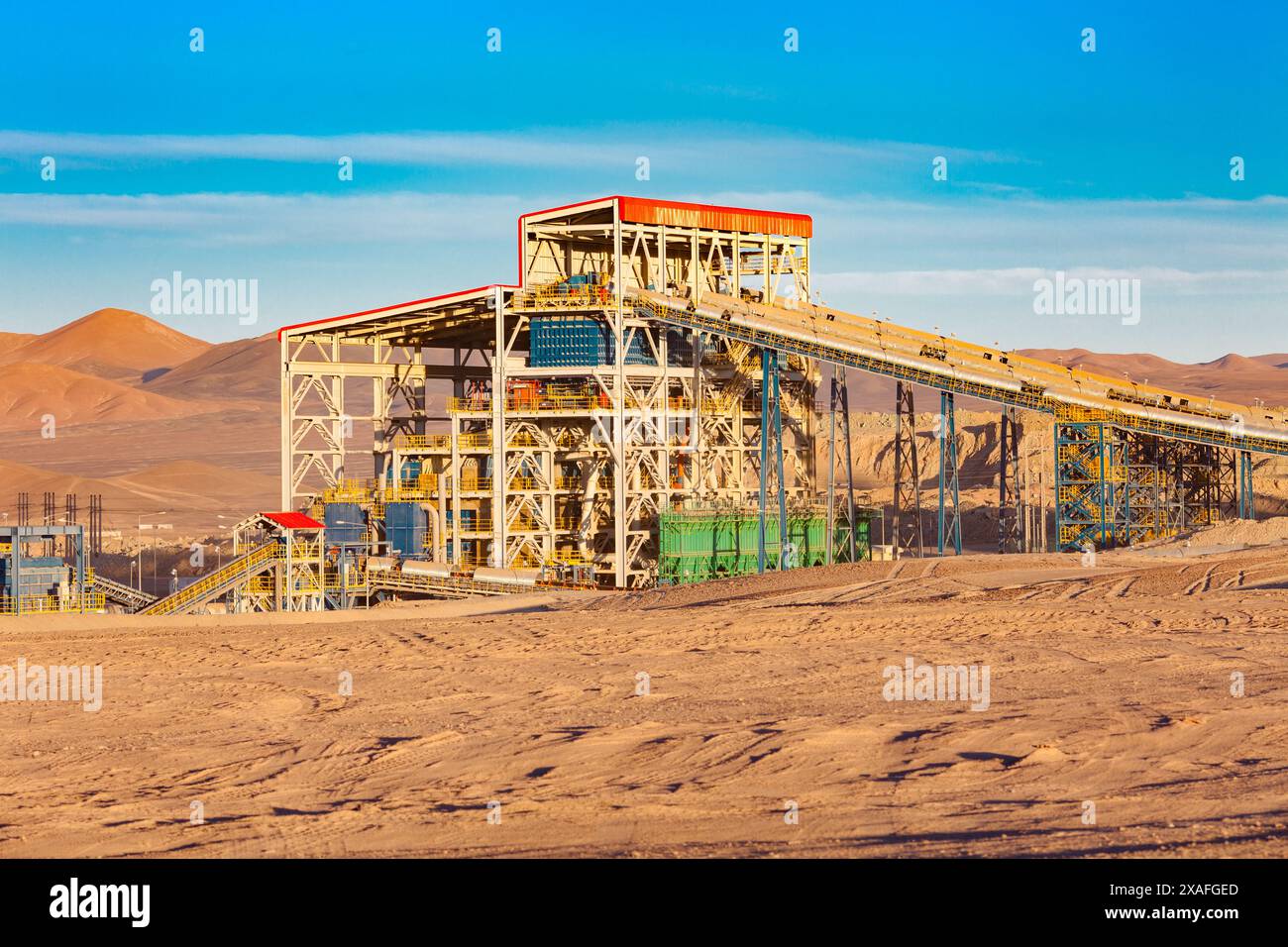 Processing plant at an open-pit copper mine in Chile Stock Photo - Alamy