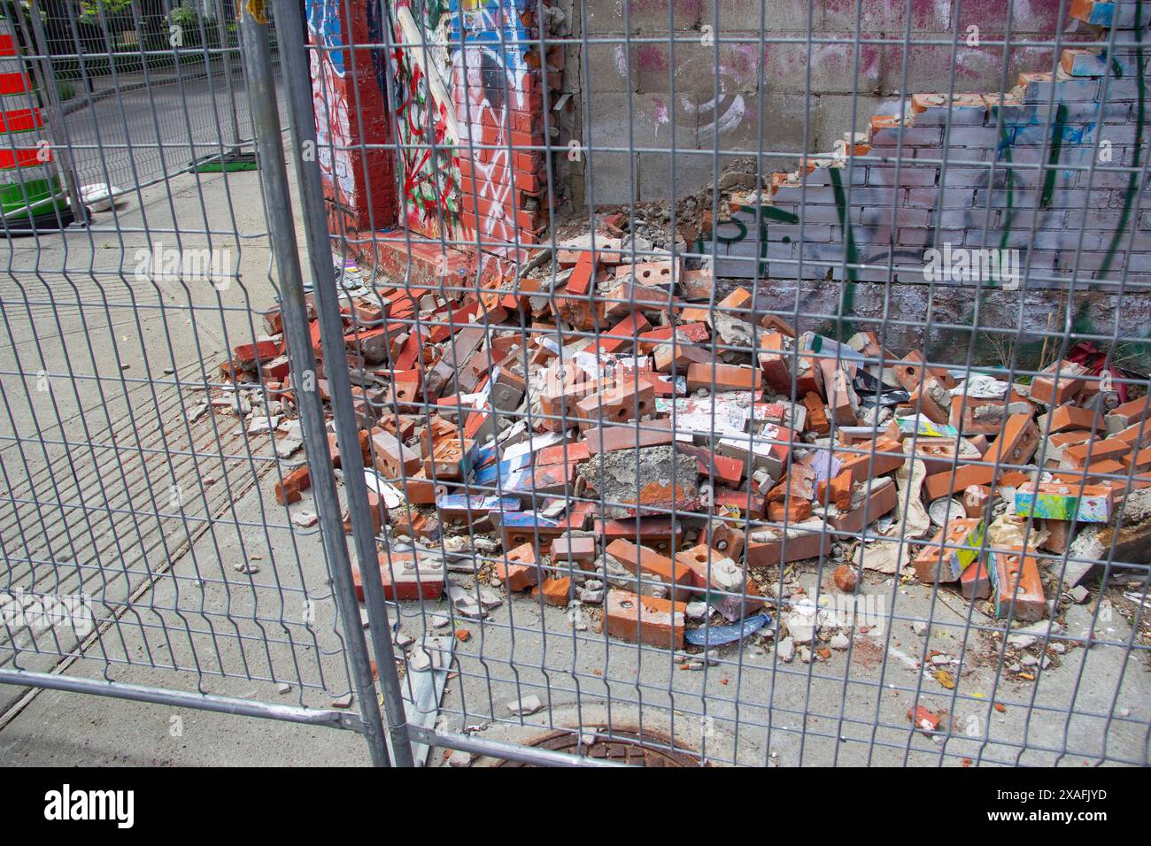 Block wall fence hi-res stock photography and images - Alamy