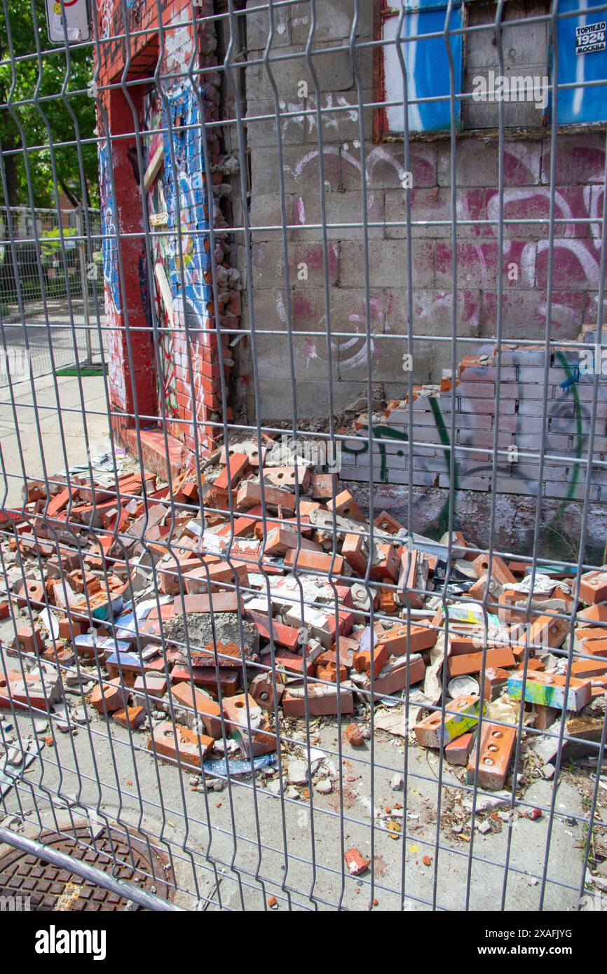 Block wall fence hi-res stock photography and images - Alamy