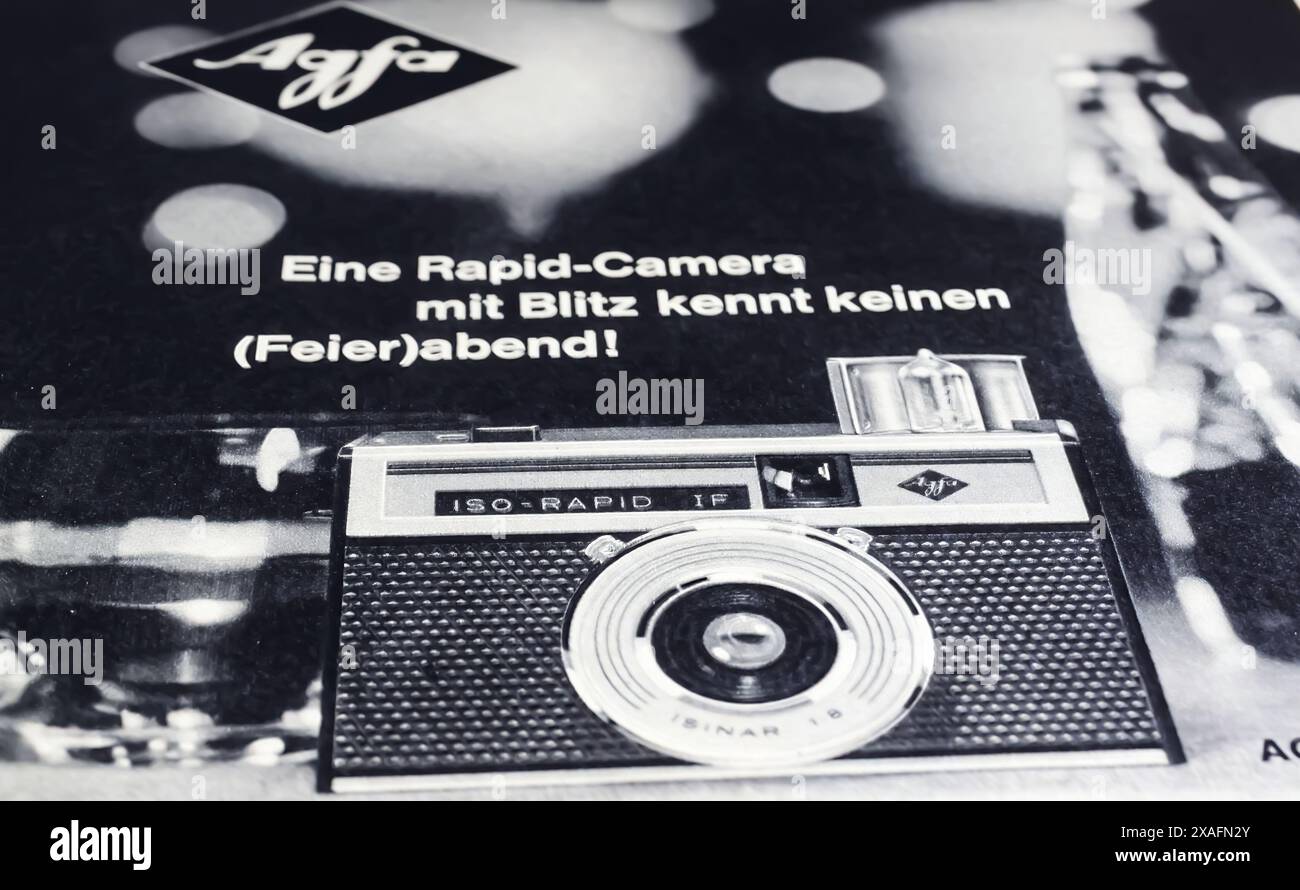 Retro camera advert hi-res stock photography and images - Alamy