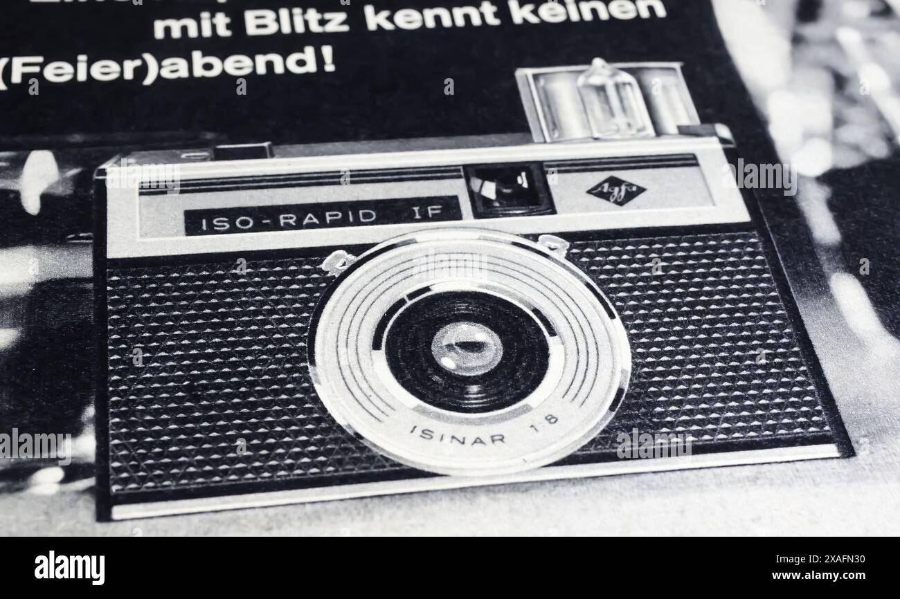 Retro camera advert hi-res stock photography and images - Alamy