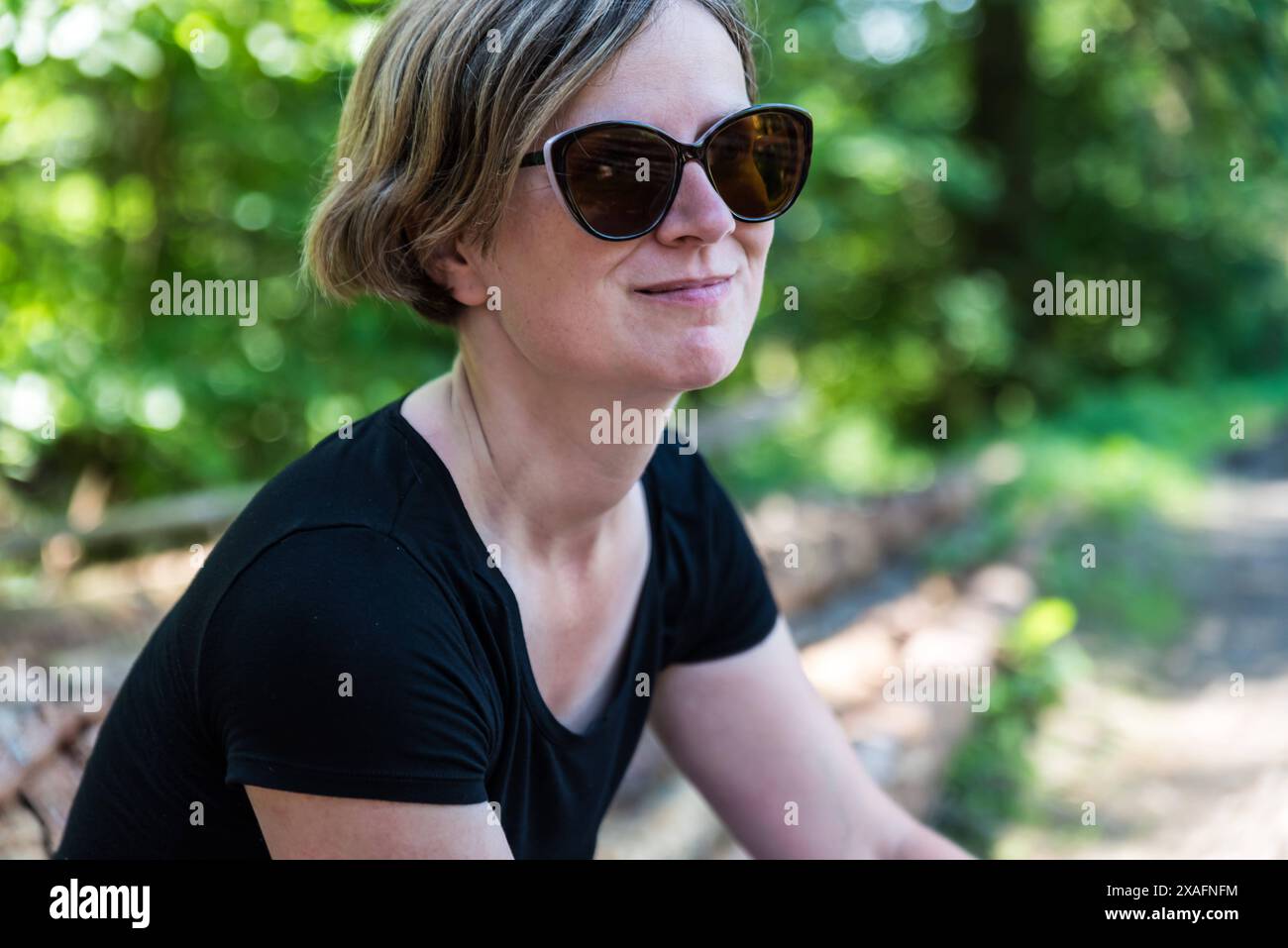 Bokeh portrait of a 36 yo white woman with a natural background, Burg ...