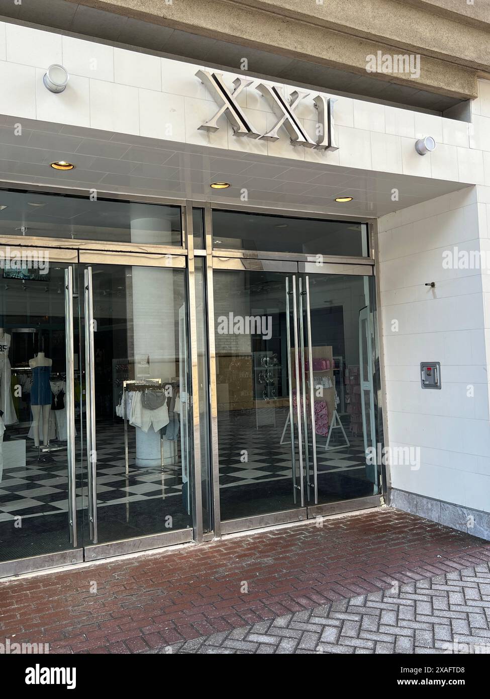 Exterior of XXI retail clothing store at Old Orchard Shopping Center in Skokie, IL Stock Photo ...