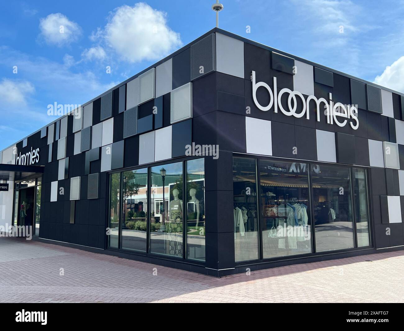 Exterior of Bloomie's store at Old Orchard Shopping Center in Skokie ...