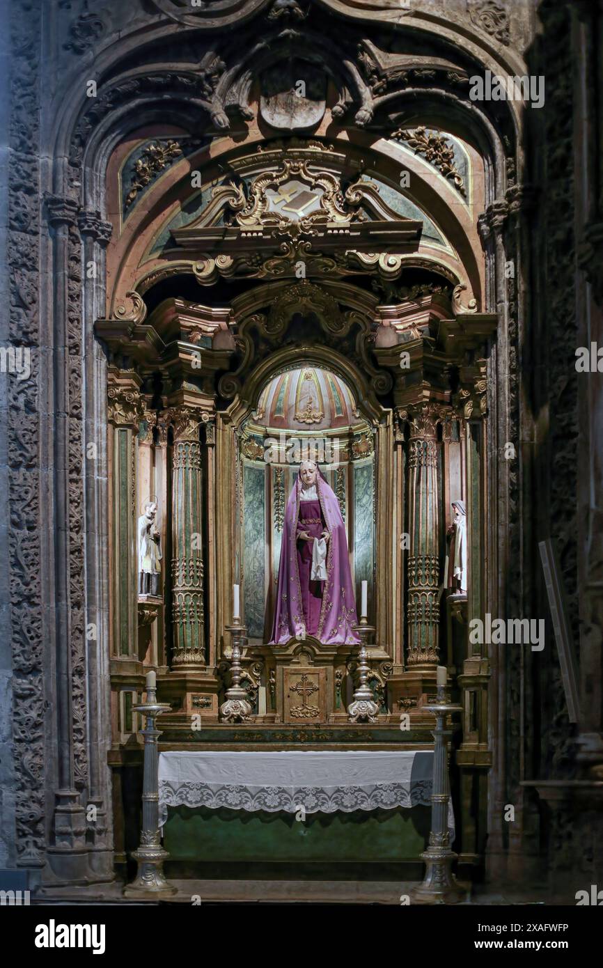 Golden altar art from hi-res stock photography and images - Alamy