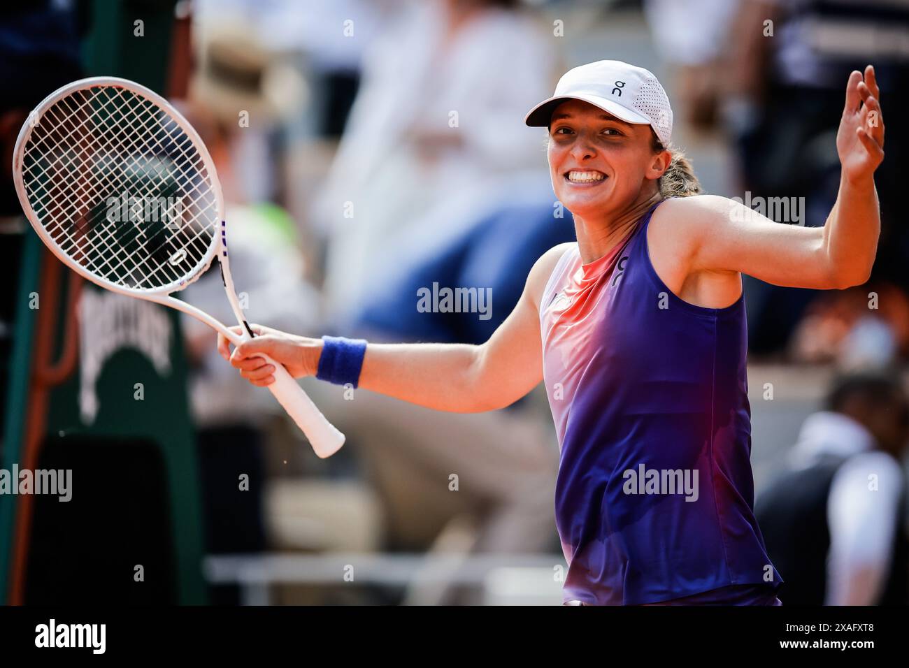 Paris, France, France. 6th June, 2024. IGA SWIATEK of Poland celebrates ...