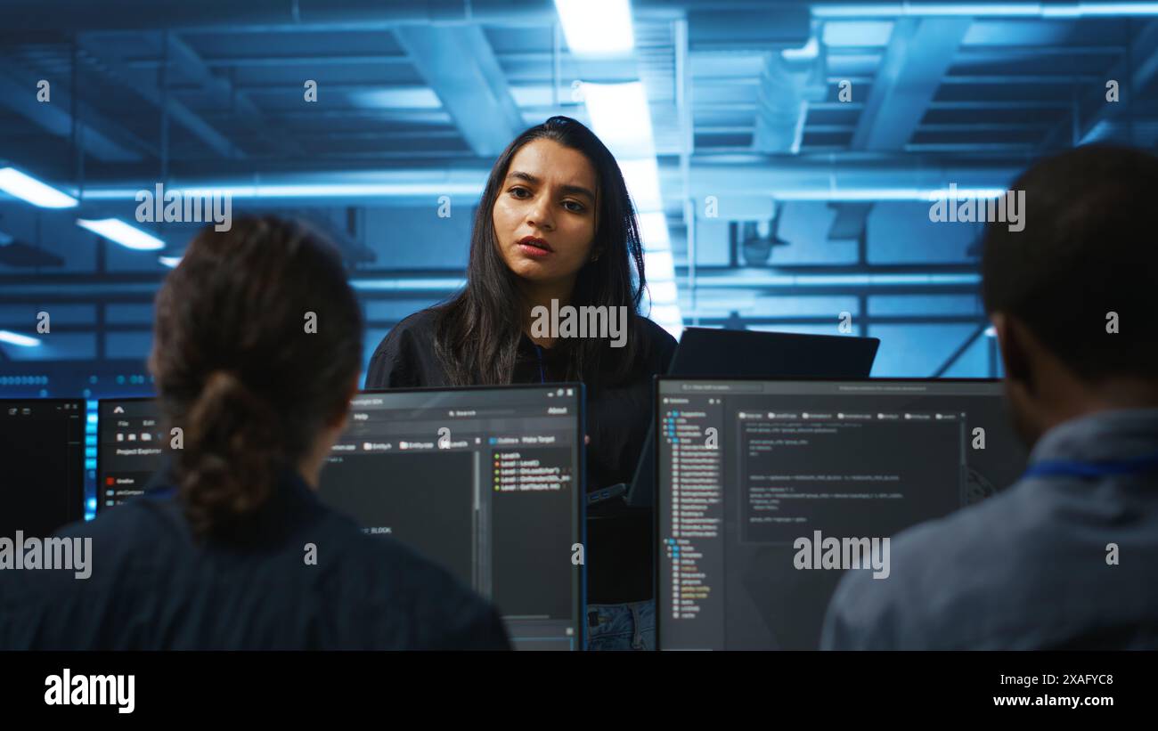 Supervisor server hub management hi-res stock photography and images - Alamy